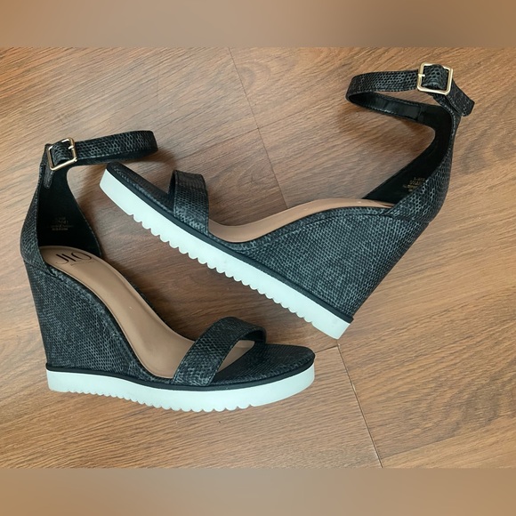 Jennifer Lopez | Shoes | J Lo Jennifer Lopez Wedge Sandals | Poshmark